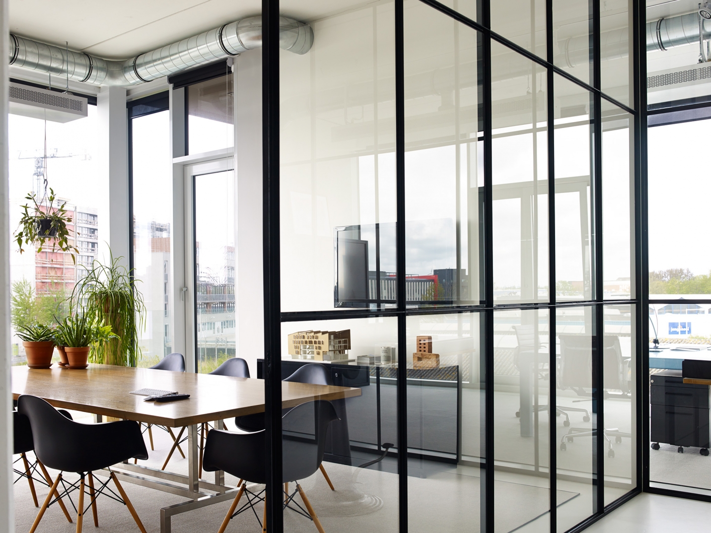 herfstkleuren van dedato's nieuwe pand - dedato